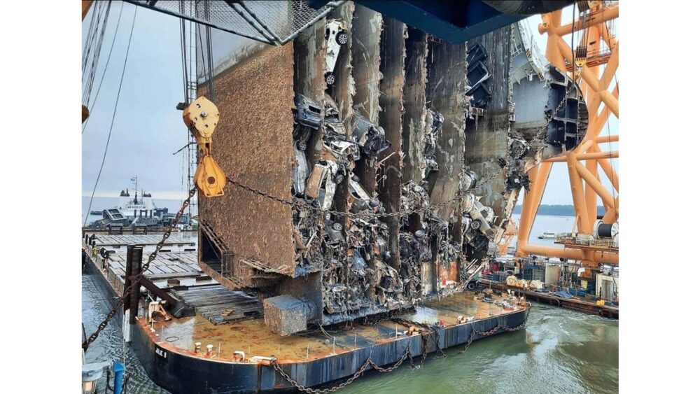 Δείτε πως είναι στο εσωτερικό του βυθισμένου πλοίου της Hyundai που ...