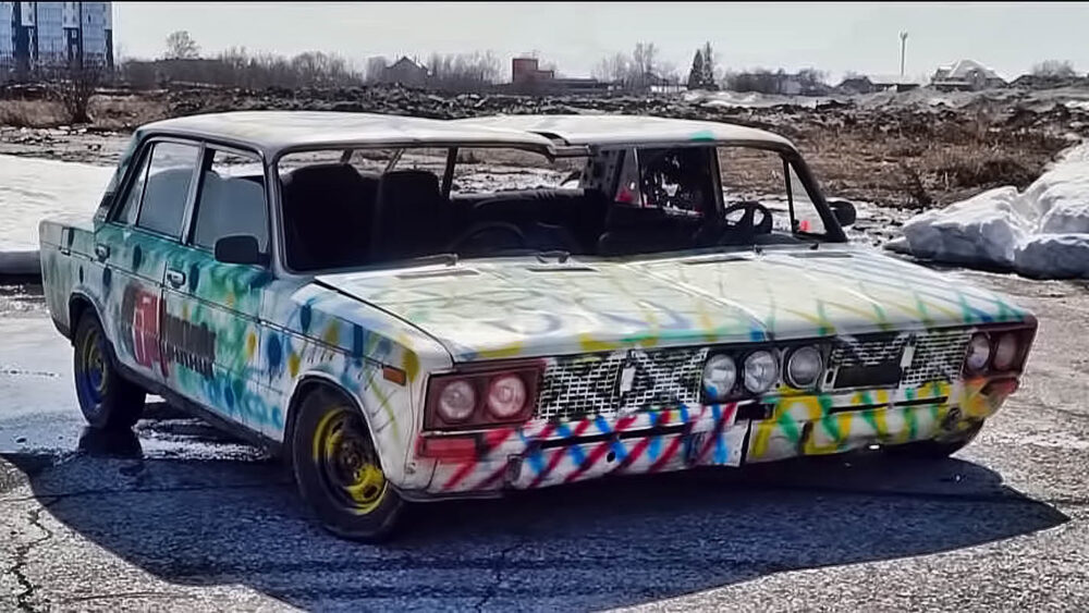 Δείτε τι γίνεται όταν ενώσεις σαν... σιαμαία δύο Lada μαζί (Video ...